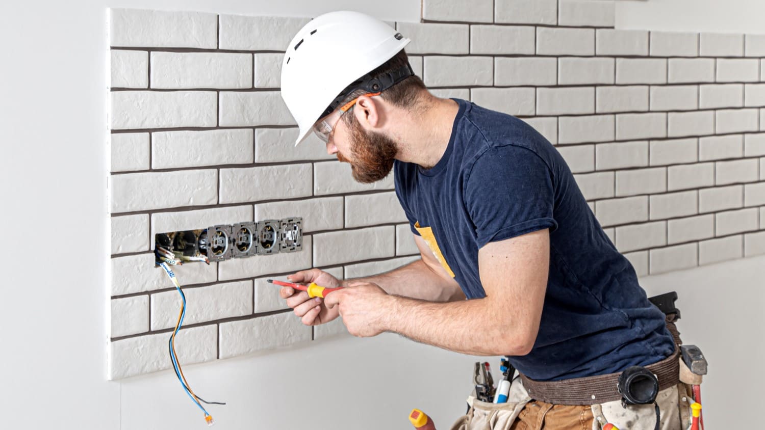 How Much Does an Electrician Make in the U.S.? – Infoverse